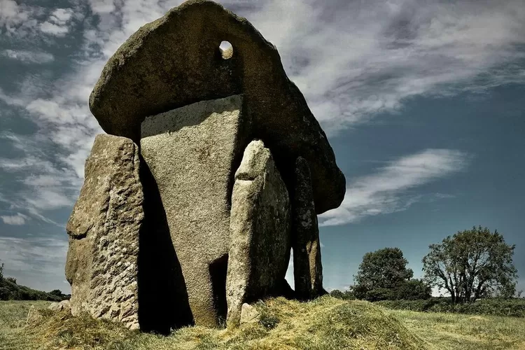 Menggali Interpretasi Seni Batu Prasejarah dan Makna Budaya Kuno - Ayahebat